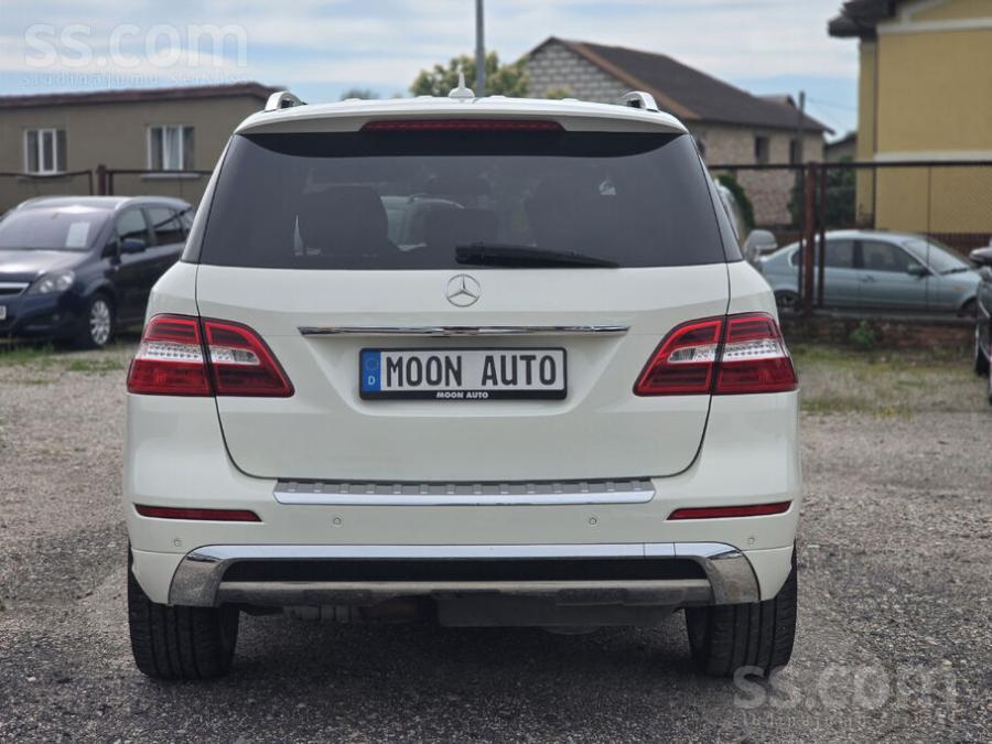 White Mercedes-Benz ML 350 2013 in Liepaja, with an engine capacity of 3.00 L and mileage of 269 thousand km for 16900 €, photo 8 on AUTOMOTO.COM.LV