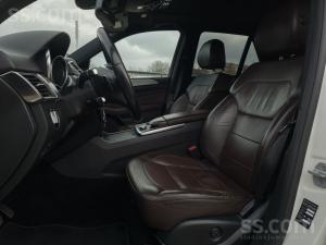 White Mercedes-Benz ML 350 2013 in Liepaja, with an engine capacity of 3.00 L and mileage of 269 thousand km for 16900 €, photo 13 on AUTOMOTO.COM.LV