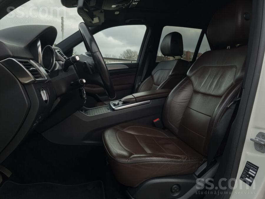White Mercedes-Benz ML 350 2013 in Liepaja, with an engine capacity of 3.00 L and mileage of 269 thousand km for 16900 €, photo 13 on AUTOMOTO.COM.LV