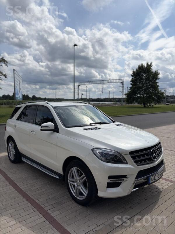 White Mercedes-Benz ML 350 2013 in Jurmala, with an engine capacity of 3.00 L and mileage of 188 thousand km for 21000 €, photo 6 on AUTOMOTO.COM.LV