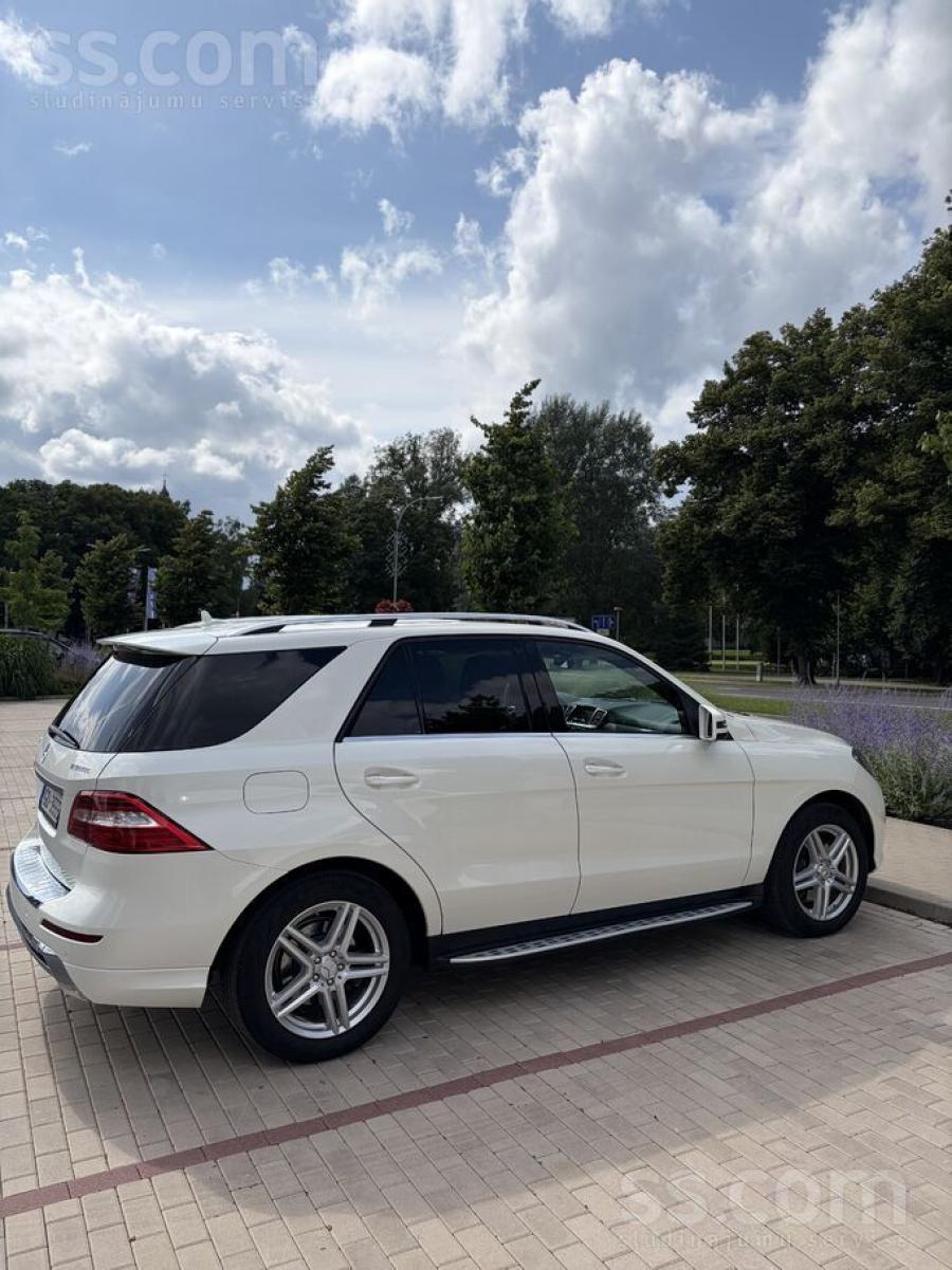 White Mercedes-Benz ML 350 2013 in Jurmala, with an engine capacity of 3.00 L and mileage of 188 thousand km for 21000 €, photo 8 on AUTOMOTO.COM.LV