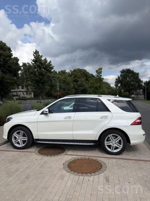 White Mercedes-Benz ML 350 2013 in Jurmala, with an engine capacity of 3.00 L and mileage of 188 thousand km for 21000 €, photo 11 on AUTOMOTO.COM.LV