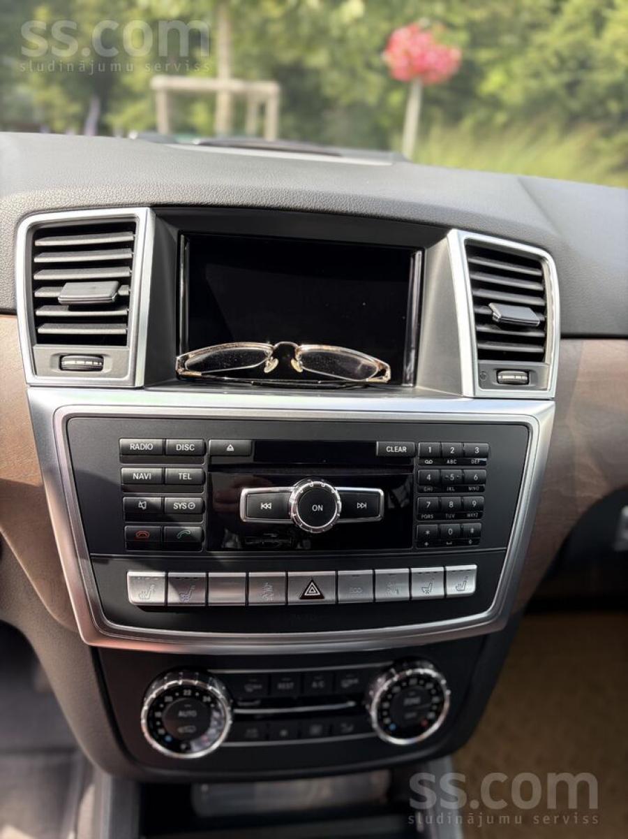 White Mercedes-Benz ML 350 2013 in Jurmala, with an engine capacity of 3.00 L and mileage of 188 thousand km for 21000 €, photo 16 on AUTOMOTO.COM.LV