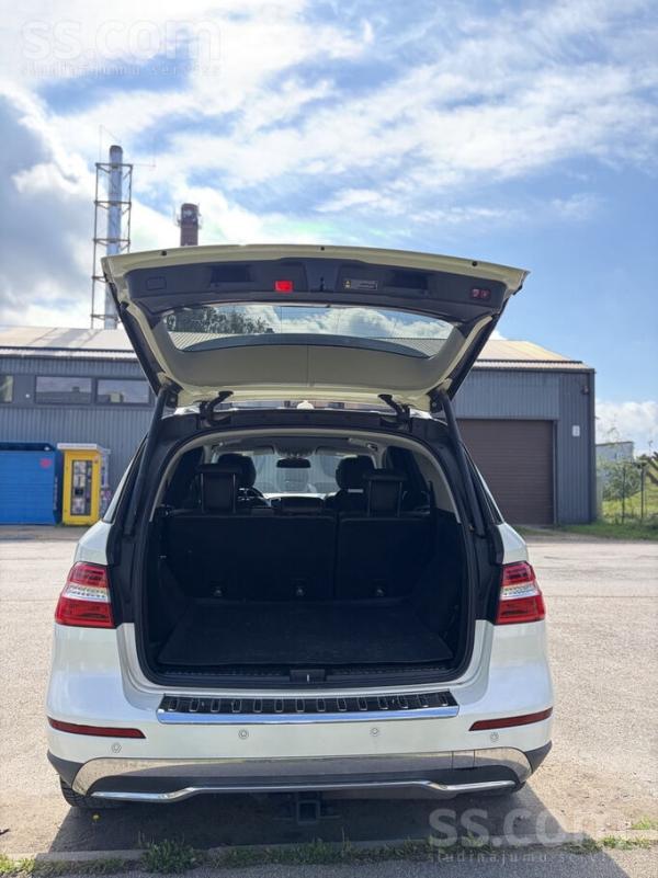White Mercedes-Benz ML 350 2013 in Riga, with an engine capacity of 3.00 L and mileage of 274 thousand km for 9499 €, photo 4 on AUTOMOTO.COM.LV