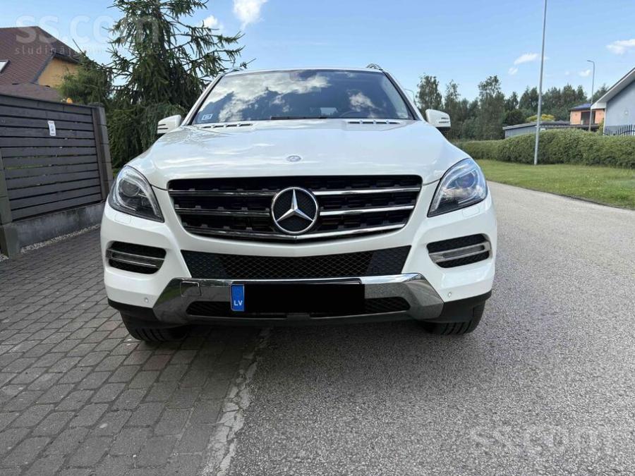 White Mercedes-Benz ML 350 2014 in Riga, with an engine capacity of 3.00 L and mileage of 140 thousand km for 24000 €, photo 1 on AUTOMOTO.COM.LV