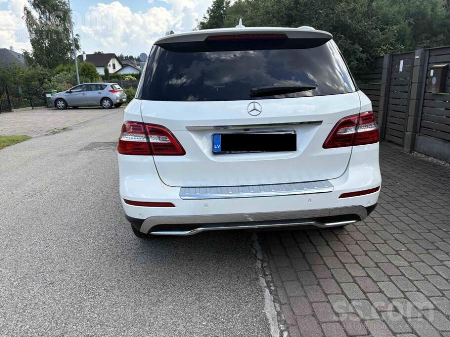 White Mercedes-Benz ML 350 2014 in Riga, with an engine capacity of 3.00 L and mileage of 140 thousand km for 24000 €, photo 2 on AUTOMOTO.COM.LV