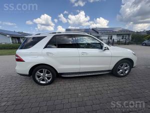 White Mercedes-Benz ML 350 2014 in Riga, with an engine capacity of 3.00 L and mileage of 140 thousand km for 24000 €, photo 3 on AUTOMOTO.COM.LV