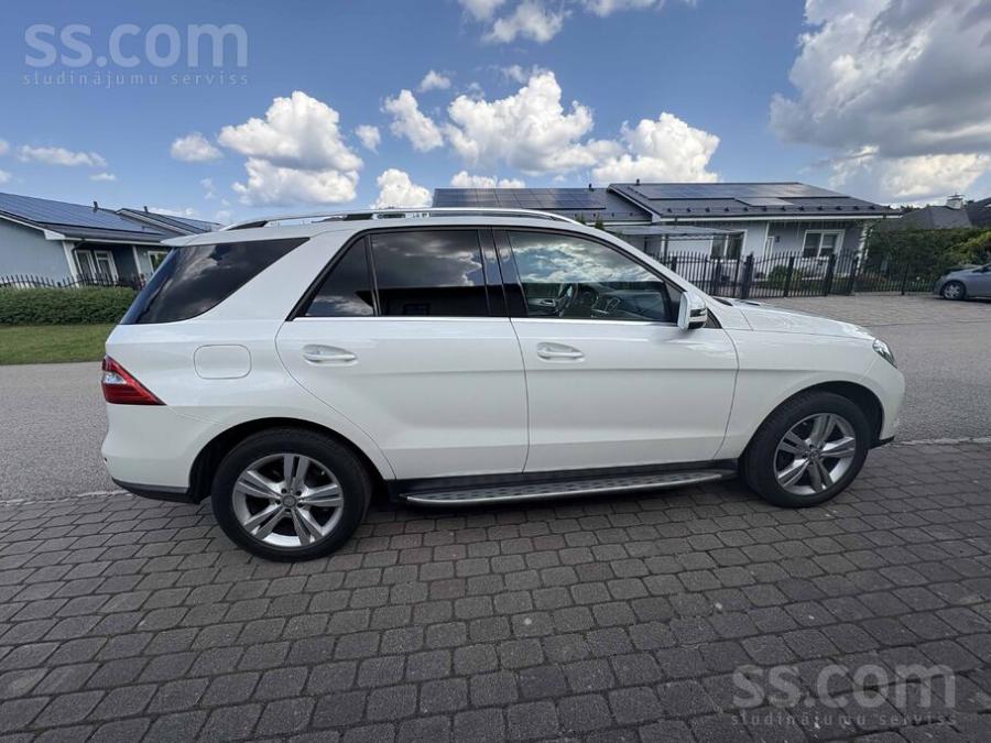 White Mercedes-Benz ML 350 2014 in Riga, with an engine capacity of 3.00 L and mileage of 140 thousand km for 24000 €, photo 3 on AUTOMOTO.COM.LV
