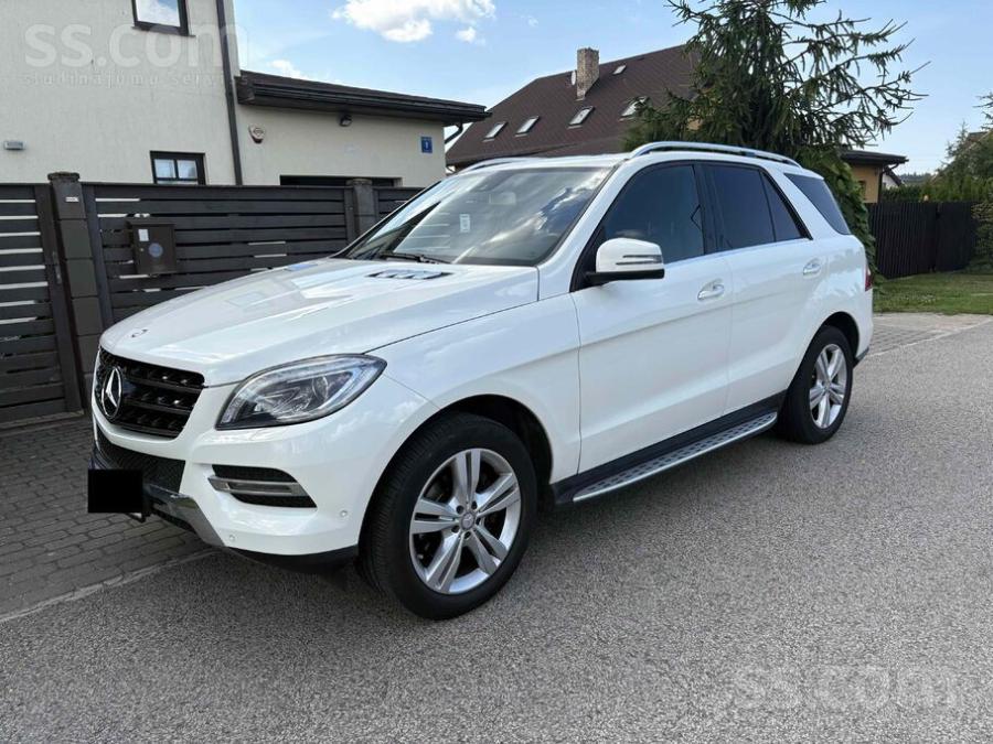 White Mercedes-Benz ML 350 2014 in Riga, with an engine capacity of 3.00 L and mileage of 140 thousand km for 24000 €, photo 4 on AUTOMOTO.COM.LV
