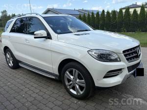 White Mercedes-Benz ML 350 2014 in Riga, with an engine capacity of 3.00 L and mileage of 140 thousand km for 24000 €, photo 5 on AUTOMOTO.COM.LV