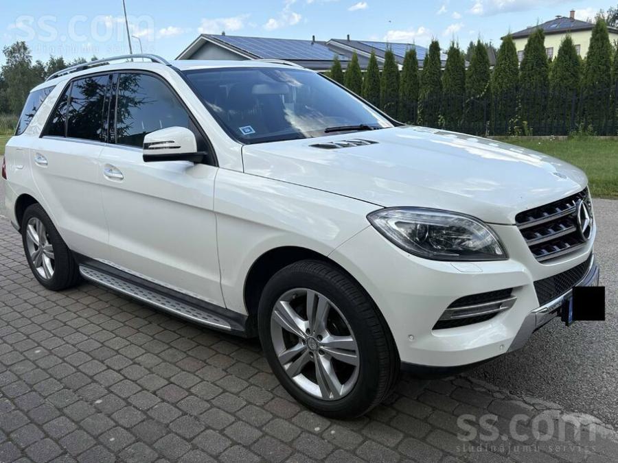 White Mercedes-Benz ML 350 2014 in Riga, with an engine capacity of 3.00 L and mileage of 140 thousand km for 24000 €, photo 5 on AUTOMOTO.COM.LV