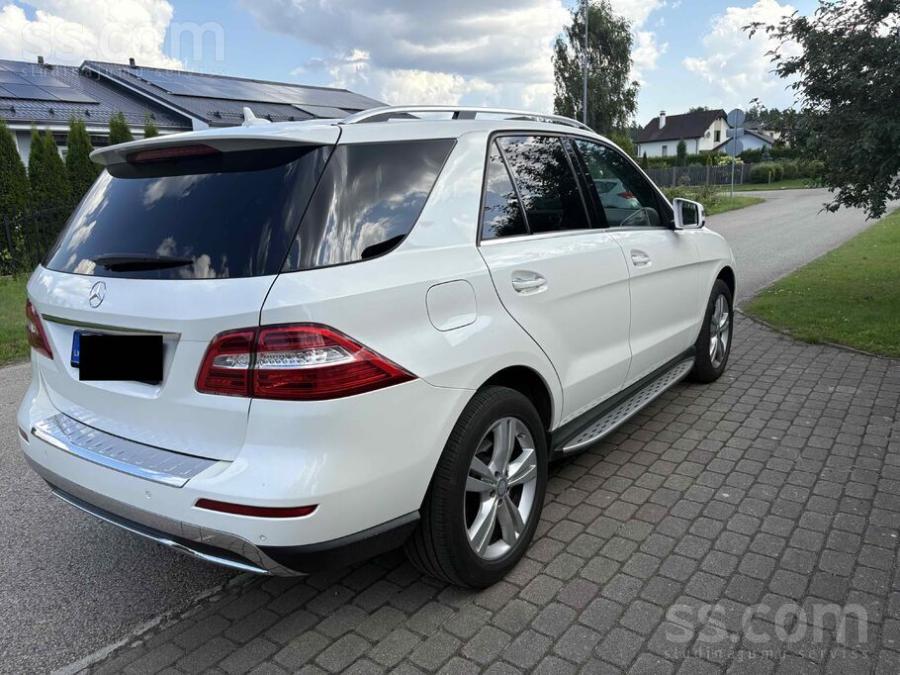 White Mercedes-Benz ML 350 2014 in Riga, with an engine capacity of 3.00 L and mileage of 140 thousand km for 24000 €, photo 7 on AUTOMOTO.COM.LV