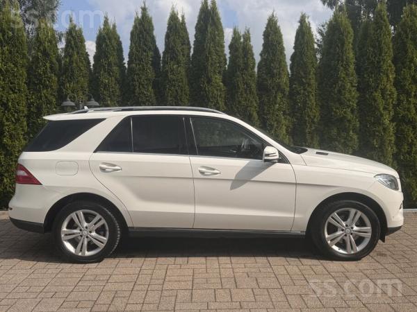 Белый Мерседес МЛ 350 2014 в Рига, объемом двигателя 3.00 л и пробегом 215 тыс. км за 17950 €, фото 3 на AUTOMOTO.COM.LV