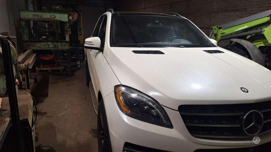 White Mercedes-Benz ML 350 2015 in Vilnius, with an engine capacity of 2.99 L and mileage of 200 thousand km for 8500 €, photo 1 on AUTOMOTO.COM.LV