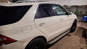 White Mercedes-Benz ML 350 2015 in Vilnius, with an engine capacity of 2.99 L and mileage of 200 thousand km for 8500 €, photo 3 on AUTOMOTO.COM.LV