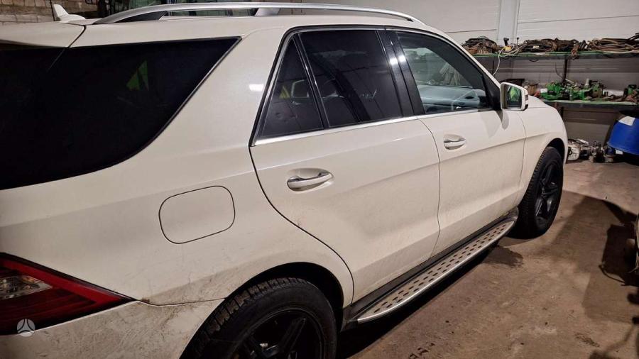 White Mercedes-Benz ML 350 2015 in Vilnius, with an engine capacity of 2.99 L and mileage of 200 thousand km for 8500 €, photo 3 on AUTOMOTO.COM.LV