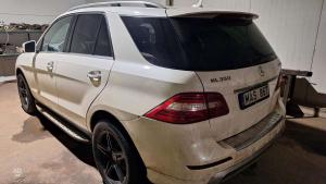 White Mercedes-Benz ML 350 2015 in Vilnius, with an engine capacity of 2.99 L and mileage of 200 thousand km for 8500 €, photo 5 on AUTOMOTO.COM.LV