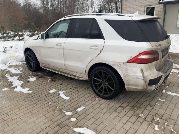 White Mercedes-Benz ML 350 2015 in Prienai, with an engine capacity of 3.50 L and mileage of 180 thousand km for 13000 €, photo 4 on AUTOMOTO.COM.LV