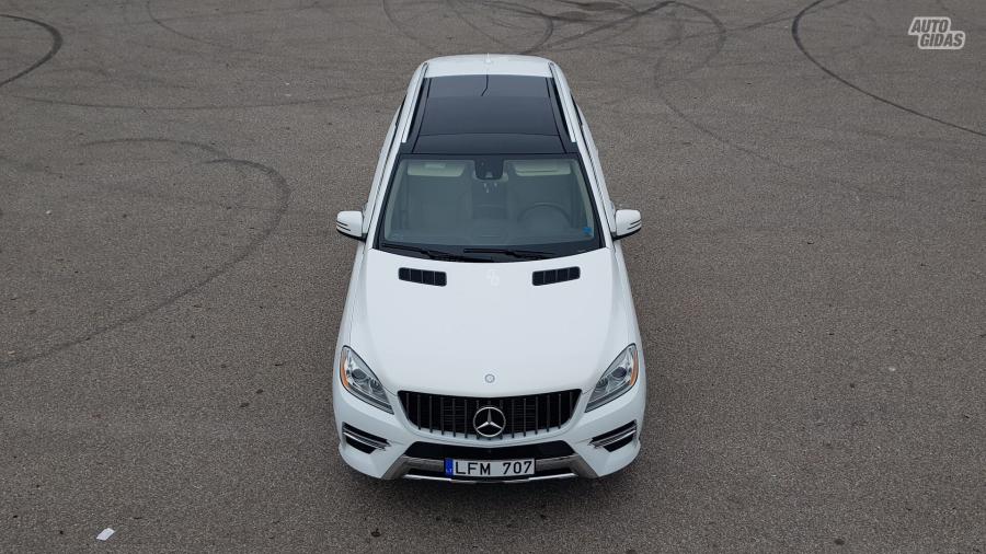 White Mercedes-Benz ML 350 2015 in Vilnius, with an engine capacity of 3.00 L and mileage of 120 thousand km for 21999 €, photo 4 on AUTOMOTO.COM.LV