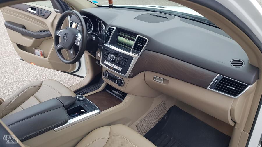 White Mercedes-Benz ML 350 2015 in Vilnius, with an engine capacity of 3.00 L and mileage of 120 thousand km for 21999 €, photo 16 on AUTOMOTO.COM.LV