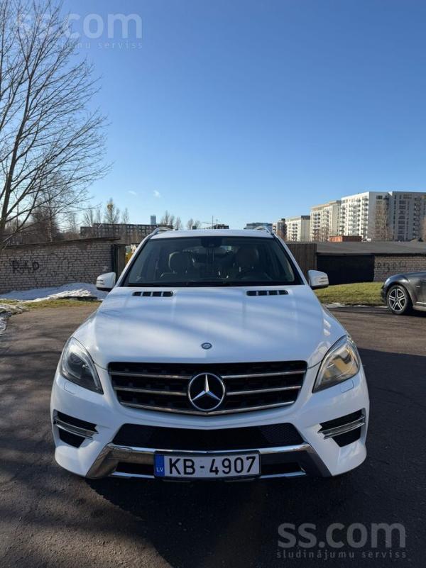 White Mercedes-Benz ML 350 2015 in Riga, with an engine capacity of 3.00 L and mileage of 175 thousand km for 18800 €, photo 4 on AUTOMOTO.COM.LV