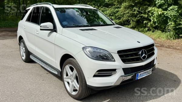 Белый Мерседес МЛ 350 2015 в Рига, объемом двигателя 3.00 л и пробегом 179 тыс. км за 22900 €, фото 1 на AUTOMOTO.COM.LV