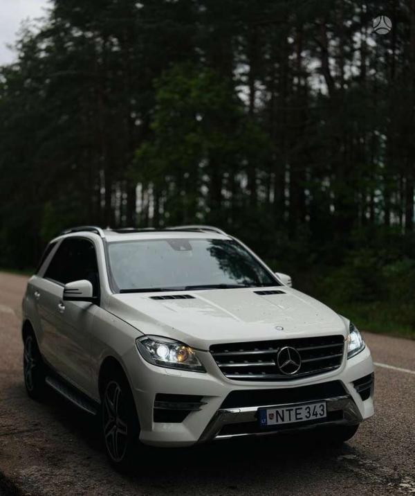 White Mercedes-Benz ML 350 2015 in Vilnius, with an engine capacity of 3.50 L and mileage of 274 thousand km for 13990 €, photo 3 on AUTOMOTO.COM.LV