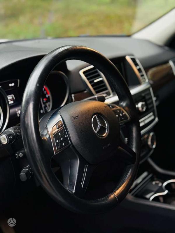 White Mercedes-Benz ML 350 2015 in Vilnius, with an engine capacity of 3.50 L and mileage of 274 thousand km for 13990 €, photo 8 on AUTOMOTO.COM.LV