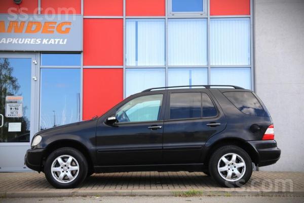 Mercedes-Benz ml-400 2002 Rīga vietnē Melns Mercedes-Benz ml-400 2002 Rīga, ar dzinēja tilpumu 4.00 L un nobraukumu 400 tūkst. km par 1995 €, foto 3 vietnē AUTOMOTO.COM.LV