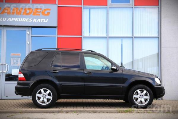 Mercedes-Benz ml-400 2002 Rīga vietnē Melns Mercedes-Benz ml-400 2002 Rīga, ar dzinēja tilpumu 4.00 L un nobraukumu 400 tūkst. km par 1995 €, foto 4 vietnē AUTOMOTO.COM.LV