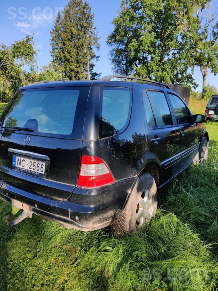 Черный Мерседес МЛ 400 2003 в Айзкраукле, объемом двигателя 4.00 л и пробегом 330 тыс. км за 1800 €, фото 3 на AUTOMOTO.COM.LV
