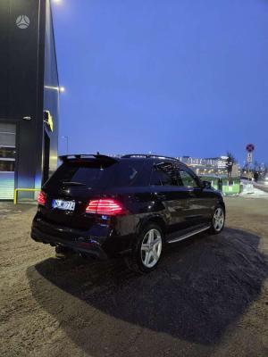 Melns Mercedes-Benz ml-400 2015 Viļņa, ar dzinēja tilpumu 0.35 L un nobraukumu 131 tūkst. km par 20000 €, foto 2 vietnē AUTOMOTO.COM.LV