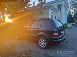 Синий Мерседес МЛ 400 2004 в Елгава, объемом двигателя 4.00 л и пробегом 275 тыс. км за 1250 €, фото  на AUTOMOTO.COM.LV