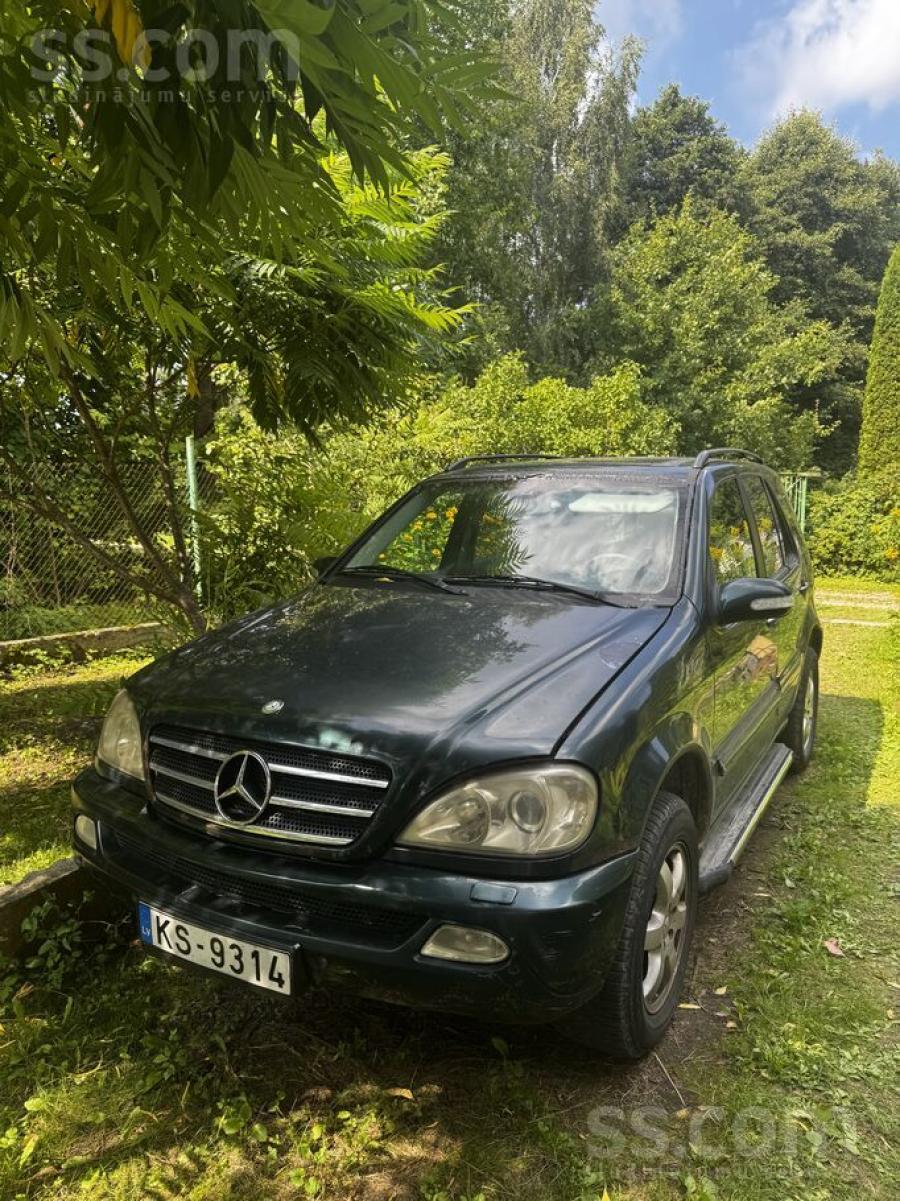 Green Mercedes-Benz ml-400 2004 in Riga, with an engine capacity of 4.00 L and mileage of 340 thousand km for 2400 €, photo 1 on AUTOMOTO.COM.LV