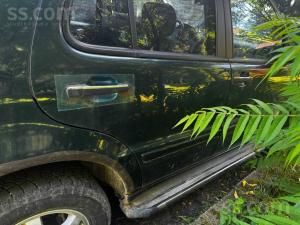 Green Mercedes-Benz ml-400 2004 in Riga, with an engine capacity of 4.00 L and mileage of 340 thousand km for 2400 €, photo 9 on AUTOMOTO.COM.LV