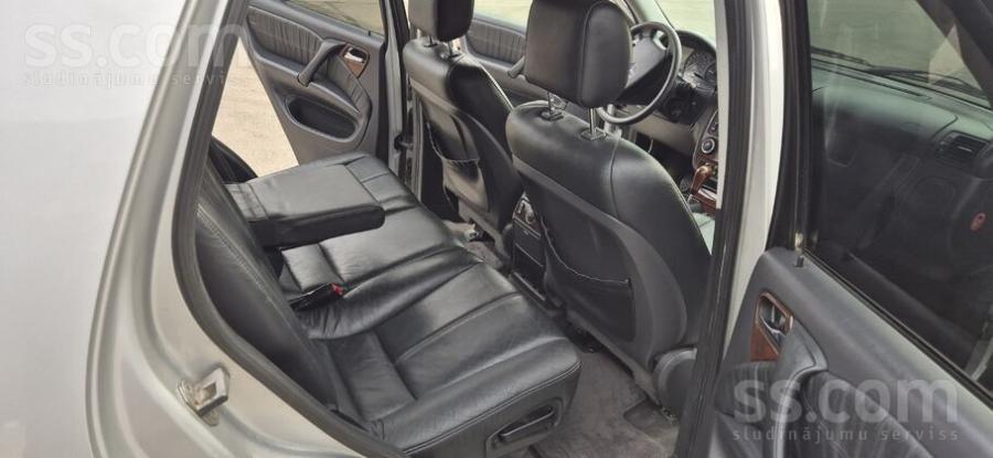 Pelēks Mercedes-Benz ml-400 2003 Rīga, ar dzinēja tilpumu 4.00 L un nobraukumu 400 tūkst. km par 3890 €, foto 7 vietnē AUTOMOTO.COM.LV