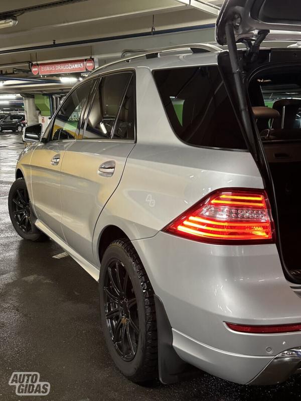 Grey Mercedes-Benz ml-400 2015 in Vilnius, with an engine capacity of 3.00 L and mileage of 163 thousand km for 22000 €, photo 4 on AUTOMOTO.COM.LV