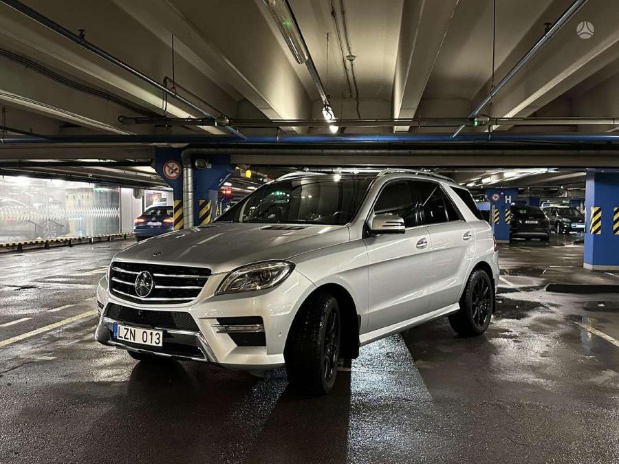 Grey Mercedes-Benz ml-400 2015 in Vilnius, with an engine capacity of 3.00 L and mileage of 163 thousand km for 19500 €, photo 1 on AUTOMOTO.COM.LV