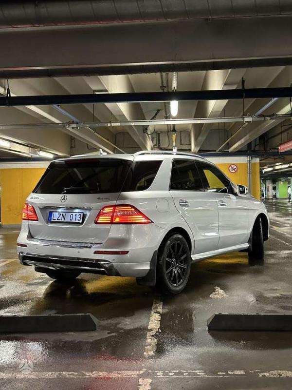 Grey Mercedes-Benz ml-400 2015 in Vilnius, with an engine capacity of 3.00 L and mileage of 163 thousand km for 19500 €, photo 4 on AUTOMOTO.COM.LV