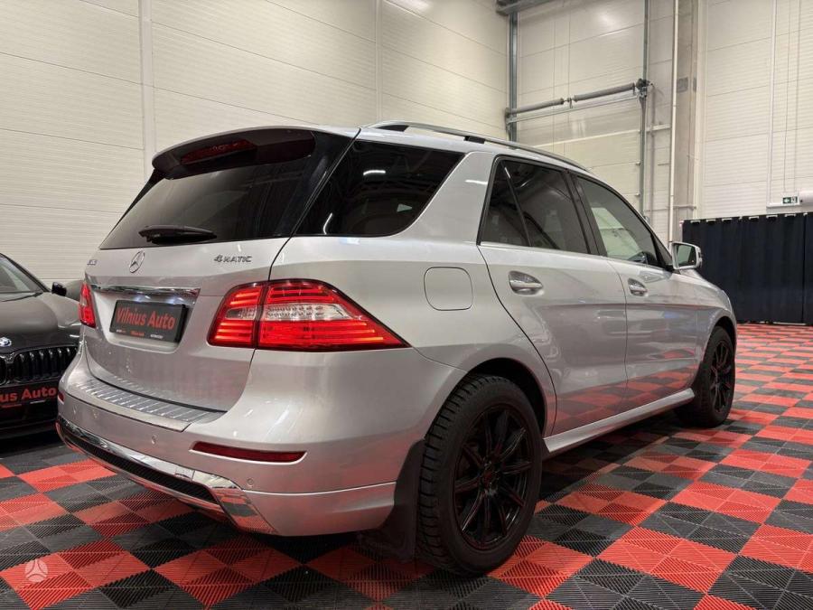 Grey Mercedes-Benz ml-400 2015 in Vilnius, with an engine capacity of 3.00 L and mileage of 164 thousand km for 18200 €, photo 5 on AUTOMOTO.COM.LV