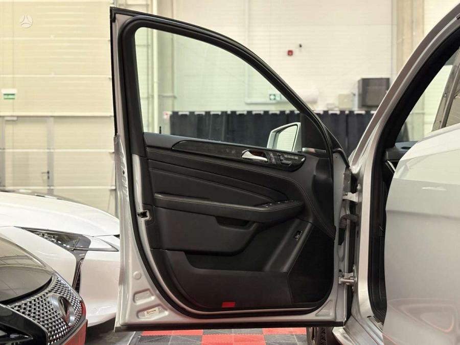 Grey Mercedes-Benz ml-400 2015 in Vilnius, with an engine capacity of 3.00 L and mileage of 164 thousand km for 18200 €, photo 13 on AUTOMOTO.COM.LV