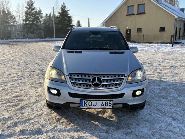 Grey Mercedes-Benz ml-420 2007 in Joniskis, with an engine capacity of 4.00 L and mileage of 330 thousand km for 4150 €, photo 3 on AUTOMOTO.COM.LV