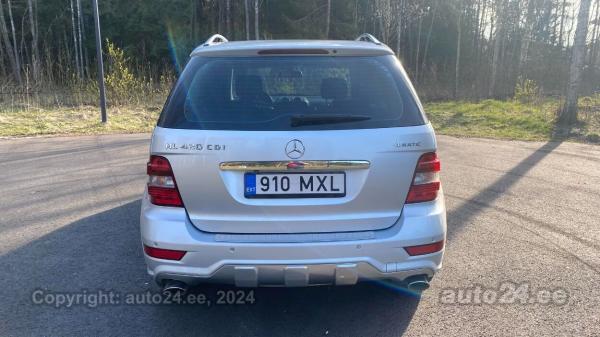 Pelēks Mercedes-Benz ml-420 2009 Tallina, ar dzinēja tilpumu 4.00 L un nobraukumu 325 tūkst. km par 9990 €, foto 7 vietnē AUTOMOTO.COM.LV