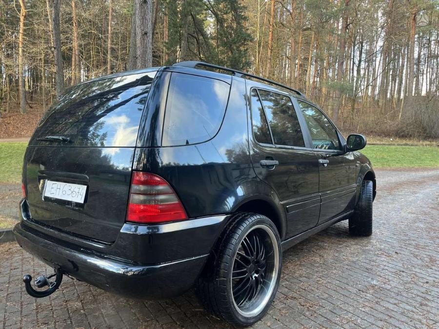 Black Mercedes-Benz ml-430 1999 in Vilnius, with an engine capacity of 4.30 L and mileage of 263 thousand km for 4500 €, photo 3 on AUTOMOTO.COM.LV