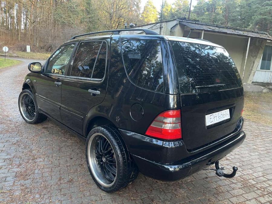 Black Mercedes-Benz ml-430 1999 in Vilnius, with an engine capacity of 4.30 L and mileage of 263 thousand km for 4500 €, photo 4 on AUTOMOTO.COM.LV