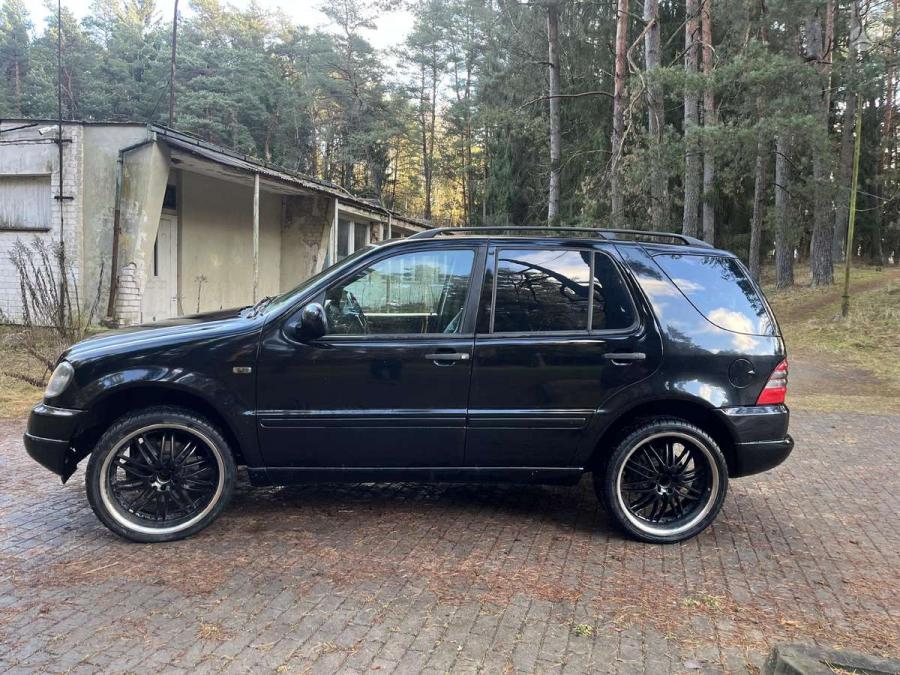 Black Mercedes-Benz ml-430 1999 in Vilnius, with an engine capacity of 4.30 L and mileage of 263 thousand km for 4500 €, photo 5 on AUTOMOTO.COM.LV