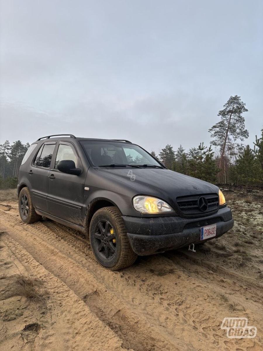 Melns Mercedes-Benz ml-430 1999 Varėna, ar dzinēja tilpumu 4.30 L un nobraukumu 500 tūkst. km par 1450 €, foto 4 vietnē AUTOMOTO.COM.LV