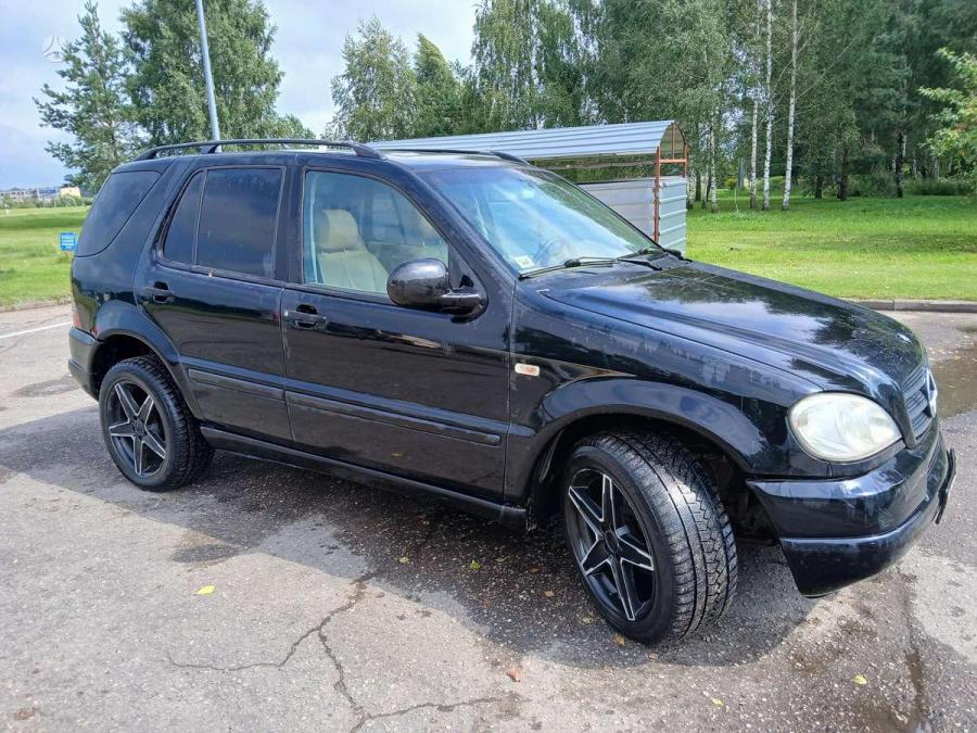 Melns Mercedes-Benz ml-430 1999 Viļņa, ar dzinēja tilpumu 4.30 L un nobraukumu 300 tūkst. km par 1480 €, foto 1 vietnē AUTOMOTO.COM.LV