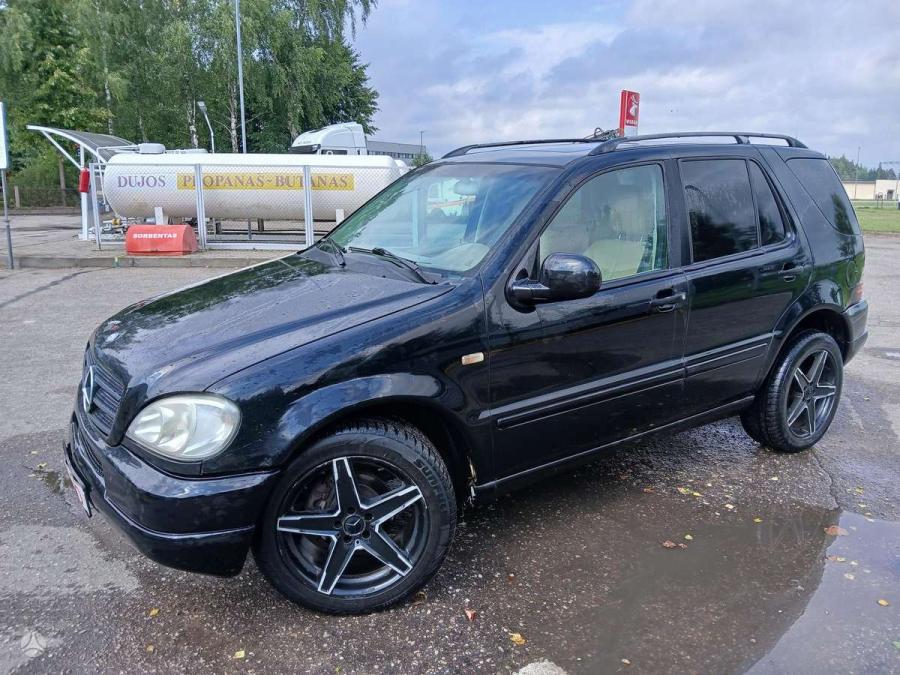 Melns Mercedes-Benz ml-430 1999 Viļņa, ar dzinēja tilpumu 4.30 L un nobraukumu 300 tūkst. km par 1480 €, foto 3 vietnē AUTOMOTO.COM.LV