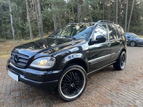 Black Mercedes-Benz ml-430 2000 in Vilnius, with an engine capacity of 4.27 L and mileage of 262 thousand km for 3800 €, photo 1 on AUTOMOTO.COM.LV